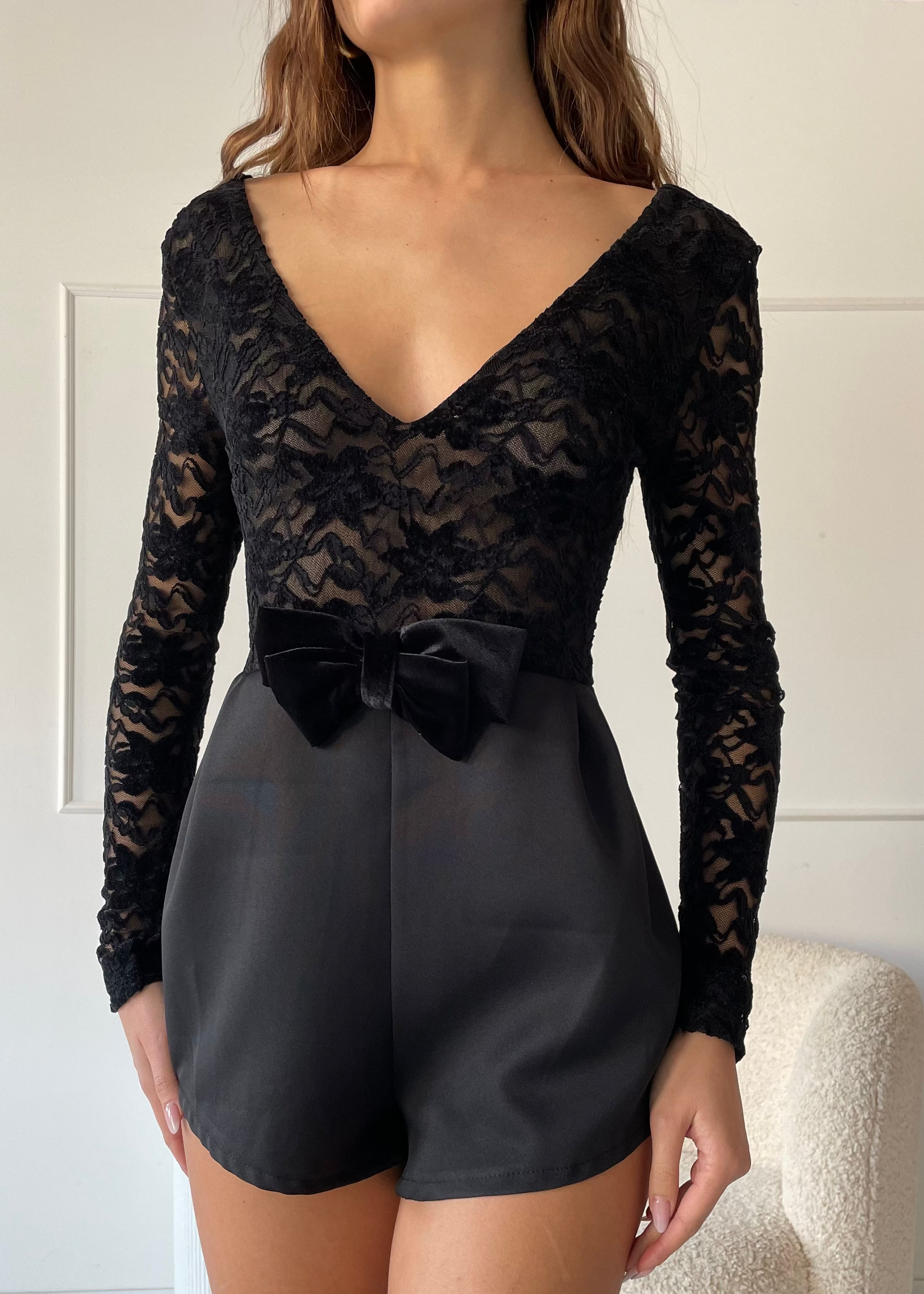 MAYA - tuta corta con fiocco e top in pizzo – QUANTICLO®